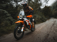 普通二輪免許で乗れる輸入アドベンチャー！KTM『390 アドベンチャーR』発表、97万9000円 画像
