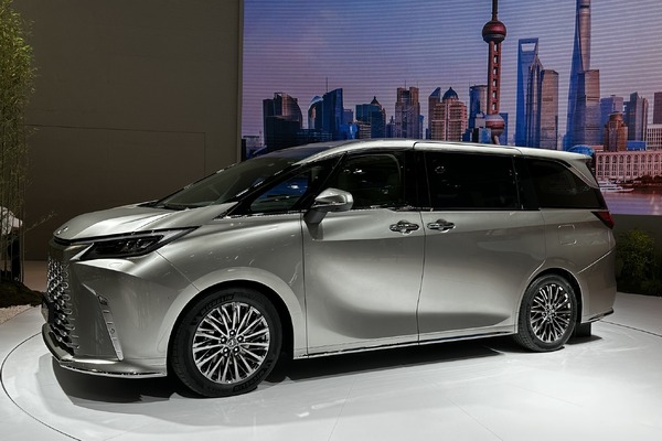 なぜショーファードリブンはセダンからミニバンへ移行？…レクサス LM 新型も今秋日本で発売 | レスポンス（Response.jp）