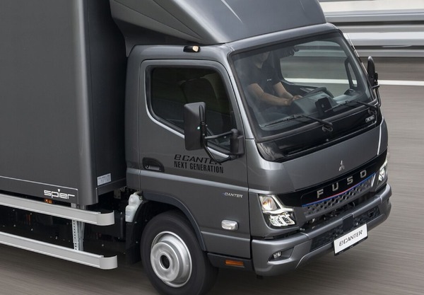 三菱ふそう『eキャンター』新型、全長6.2m・8.55tモデルを初公開…IAAトランスポーテーション2024 1枚目の写真・画像 | レスポンス（Response.jp）