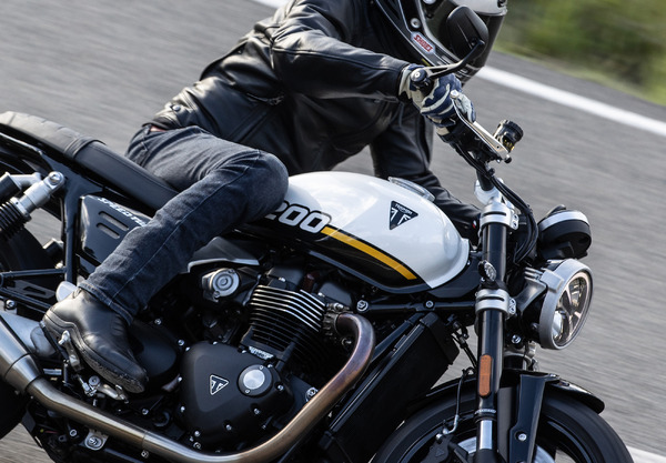 【トライアンフ スピードツイン1200/RS 海外試乗】バーチカルツインがとにかくいい！そしてRSは「まるで別モノ」…佐川健太郎 | レスポンス（Response.jp）