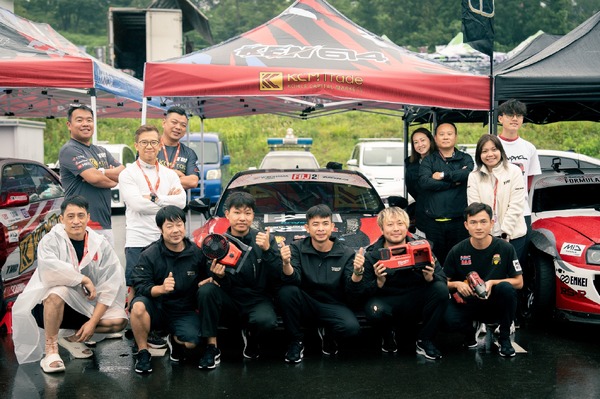 フォーミュラドリフトで14歳ドライバーJulian Kwokが走行…香港TRCが育成 | レスポンス（Response.jp）