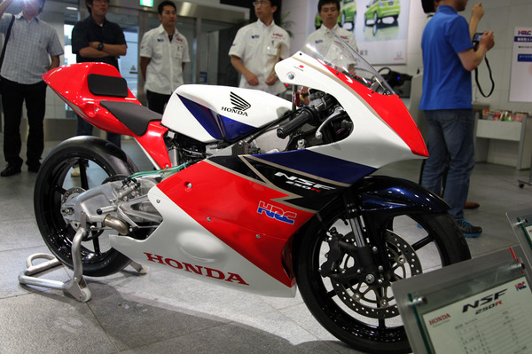 【ホンダ NSF250R 発表】Moto3用レーサーバイクを12月に発売 | レスポンス（Response.jp）