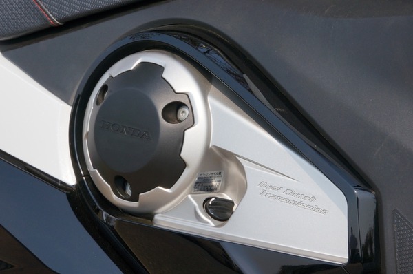 DCT搭載、アメリカンバイク意識した骨太マシン…ホンダ NM4-01 11枚目の写真・画像 | レスポンス（Response.jp）