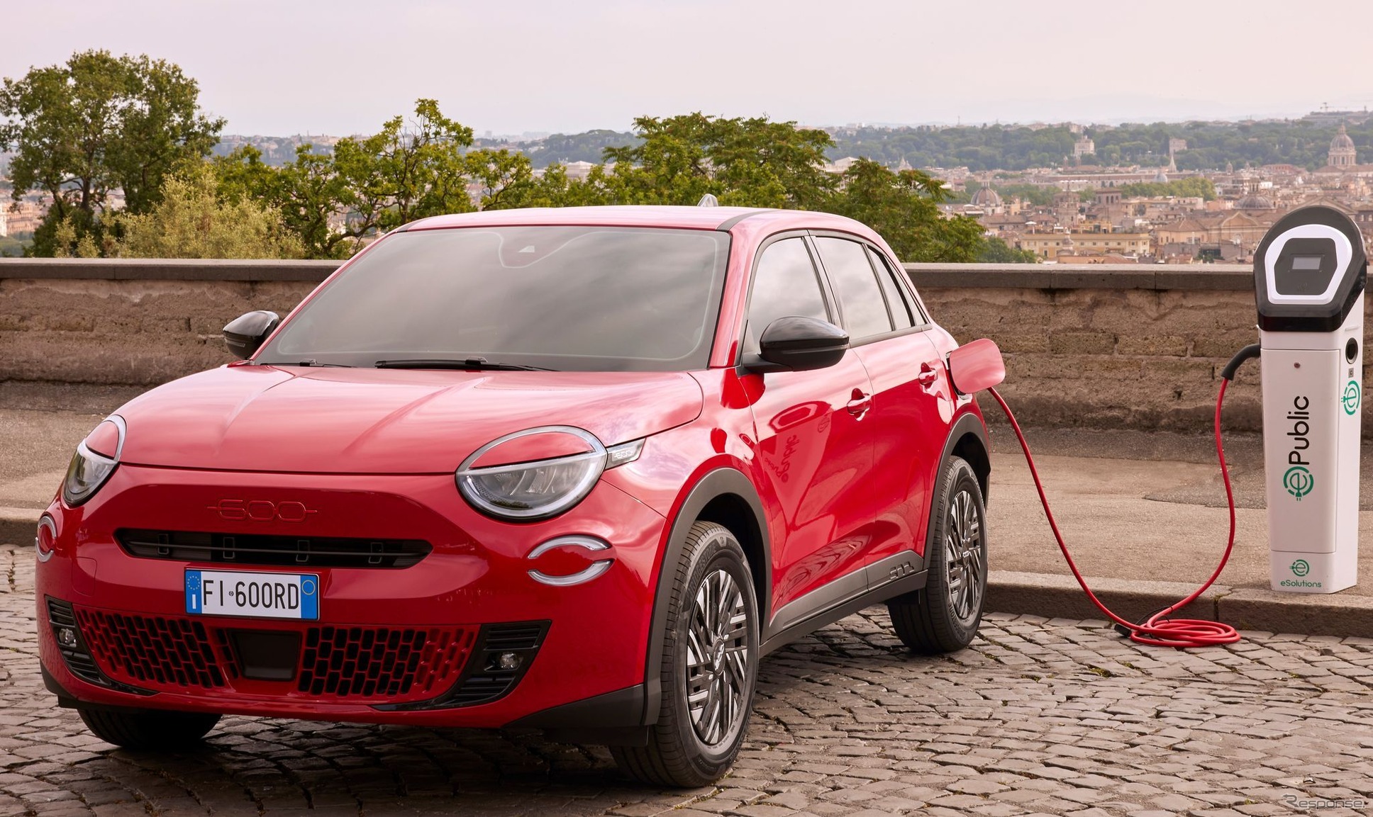 フィアットの新型EV『600e』、全身赤い「RED」設定 | レスポンス（Response.jp）